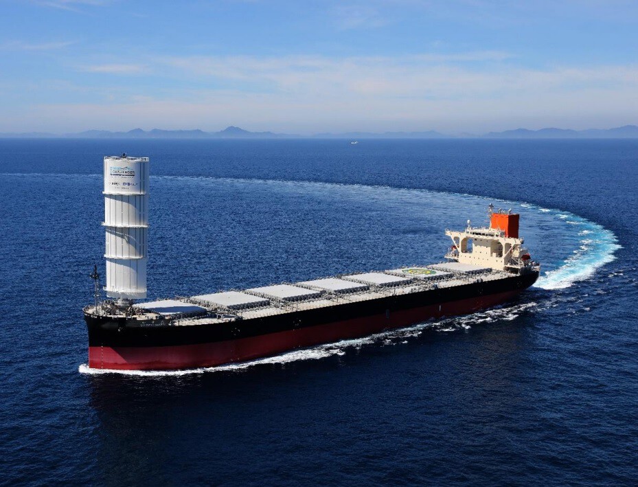 El primer barco granelero propulsado por tecnología eólica y una vela ...