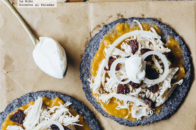 Tostadas de tortilla azul con pollo y chorizo. Receta