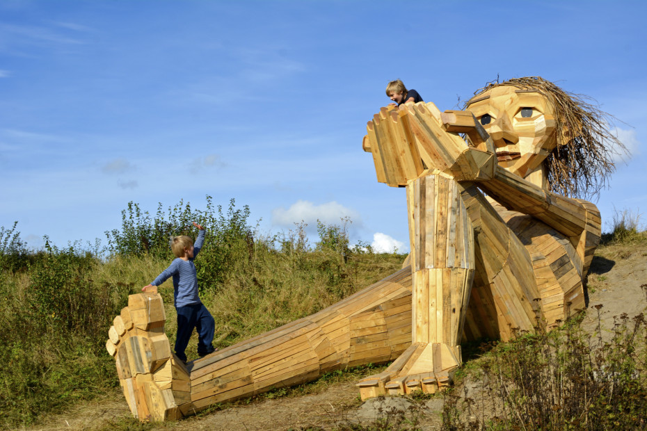 Un bosque danés se ha llenado de gigantes hechos con madera reciclada y ...