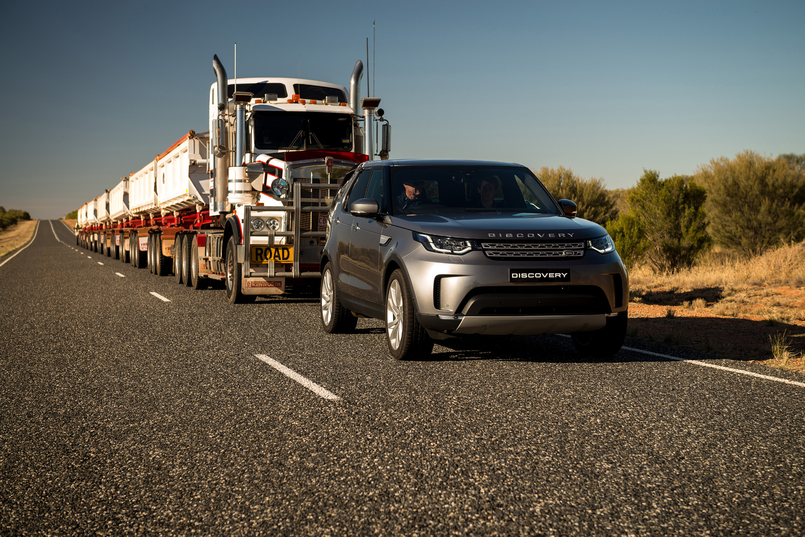 Y este es el Land Rover Discovery remolcando un convoy de 110 toneladas