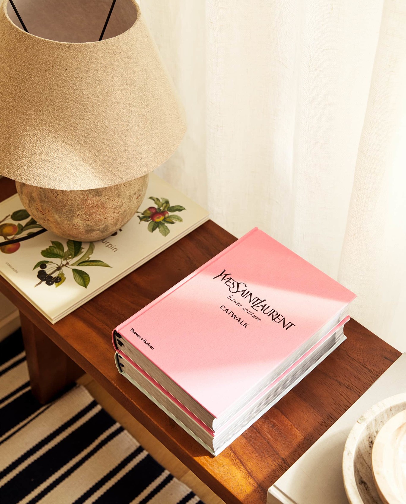 Zara Home recoge la historia de la moda con sus nuevos libros de Chanel ...