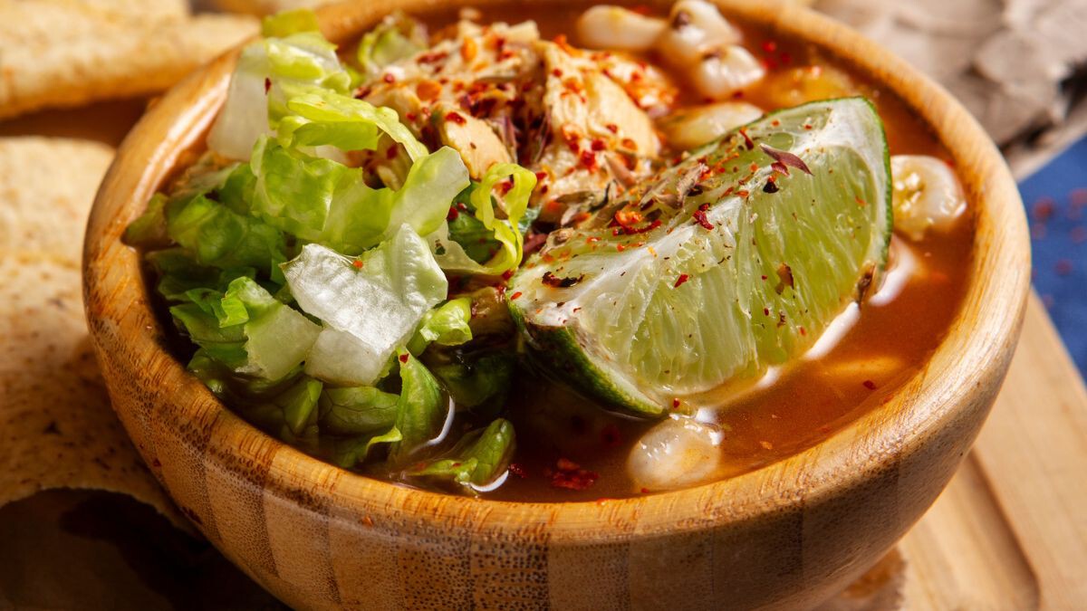 Cómo hacer pozole rojo de cabeza de cerdo y pollo con la receta y ...