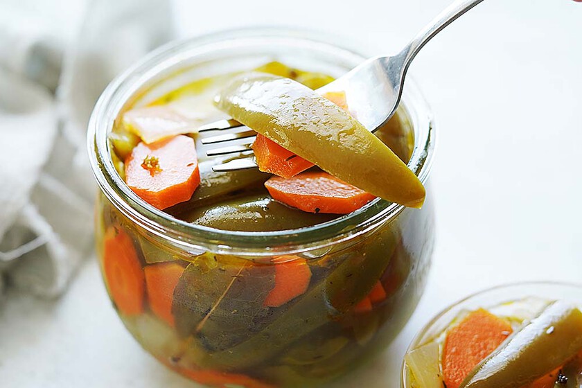 Cómo hacer chiles en escabeche. Receta de chiles con vinagre para ...