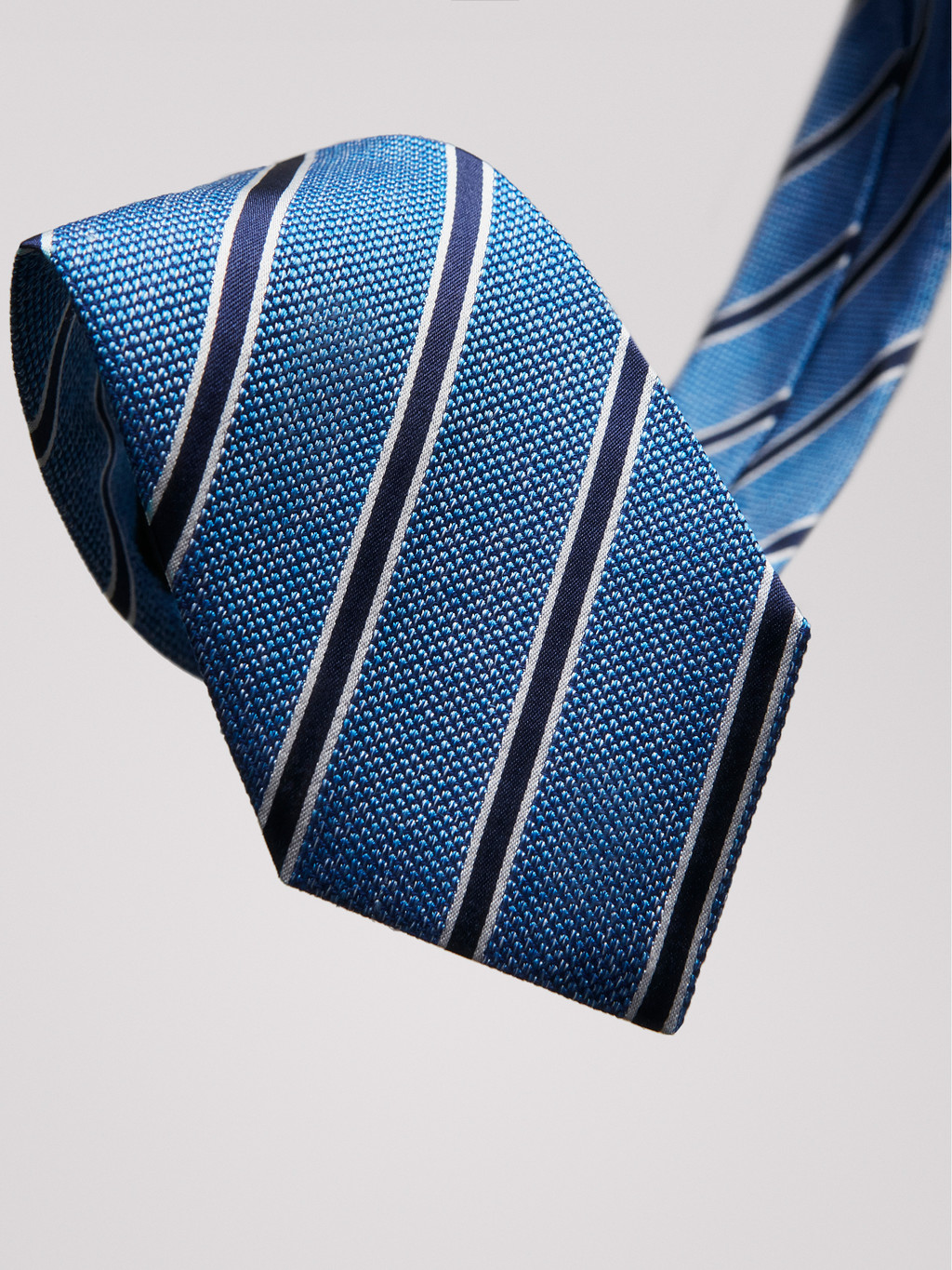 Cuatro estilos de corbatas imprescindibles para lucir una y otra vez