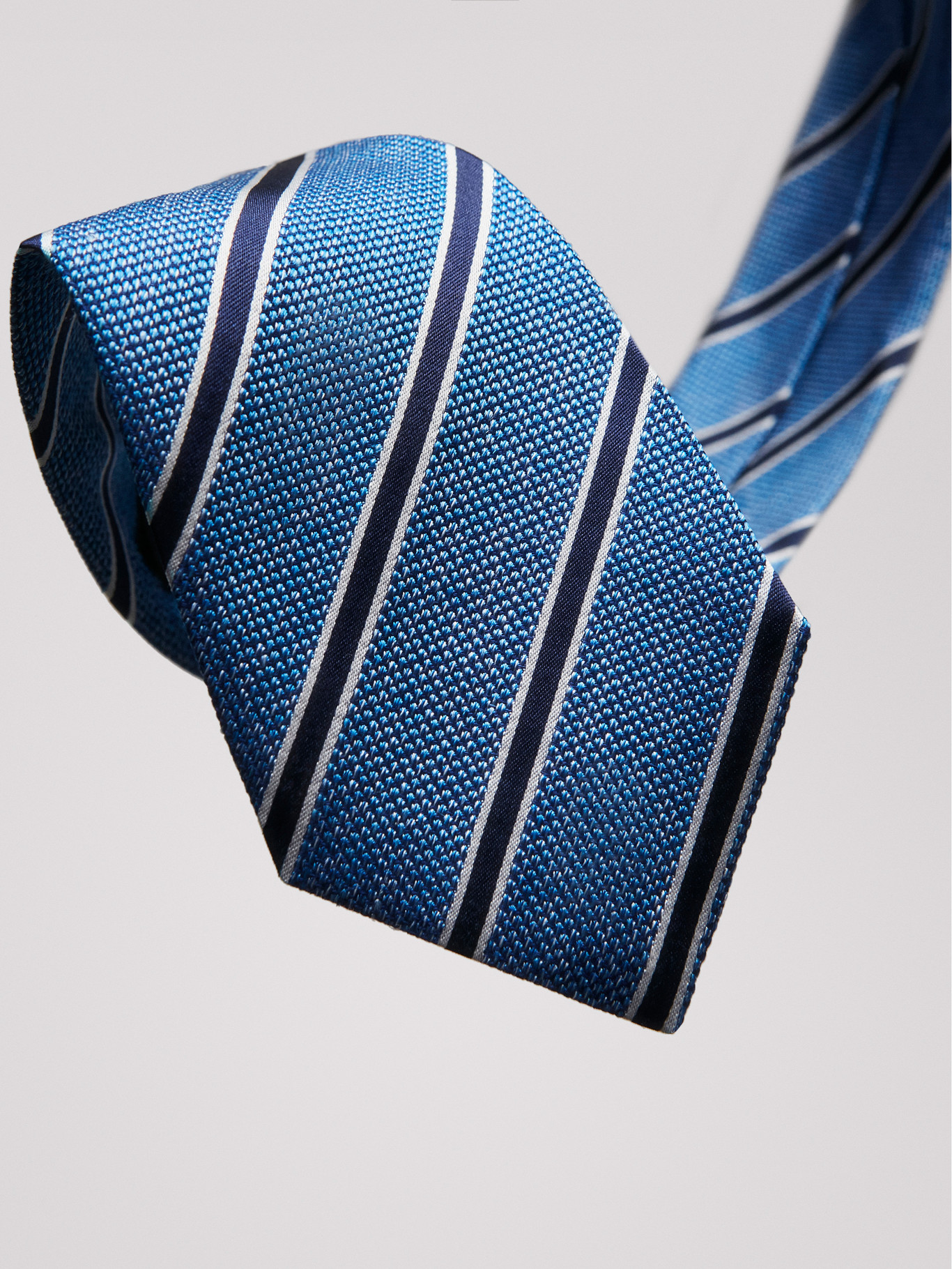 Cuatro estilos de corbatas imprescindibles para lucir una y otra vez