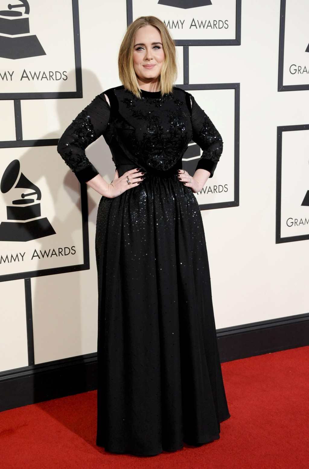 Adele muy sobria y elegante en los premios Grammy 2016
