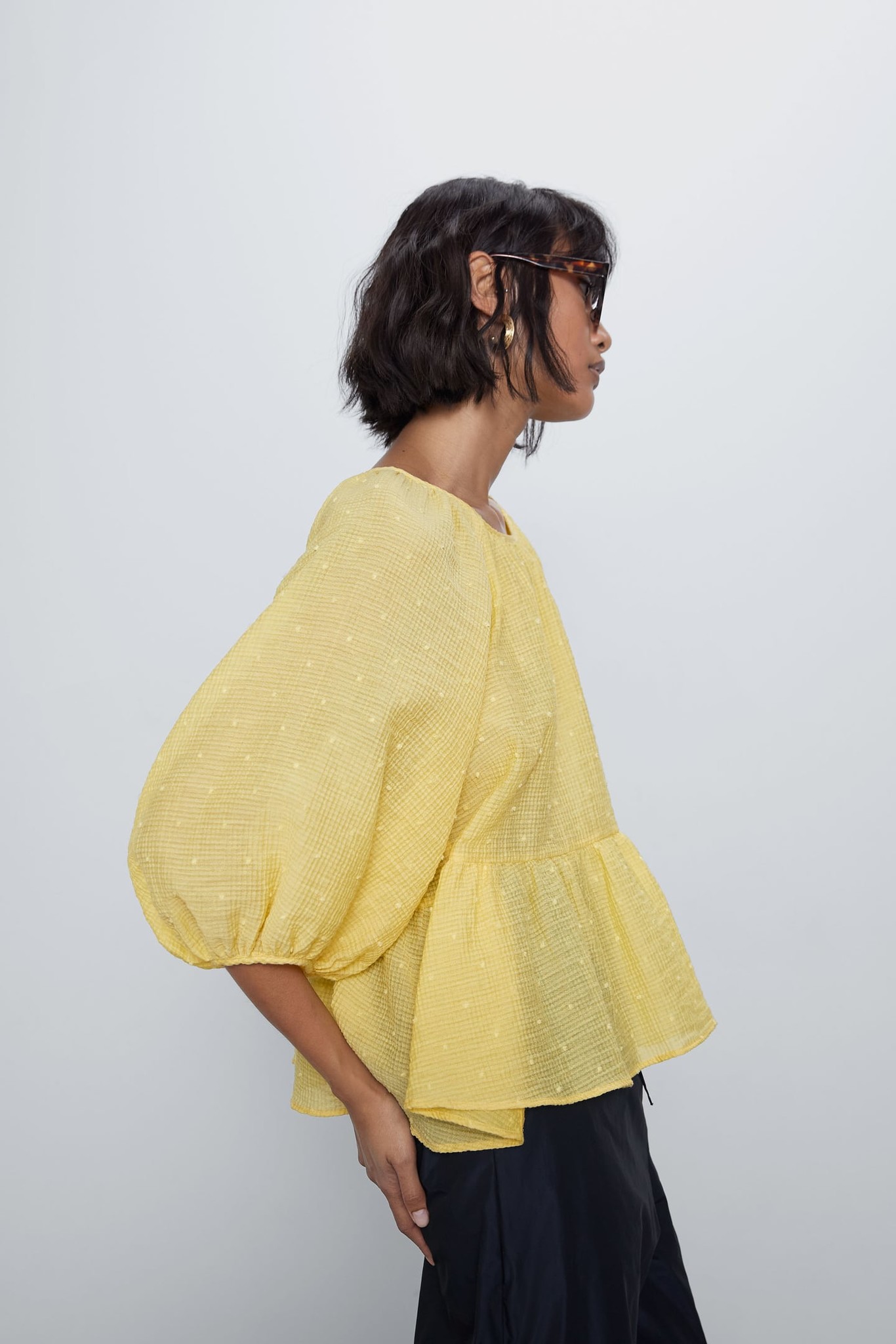 Zara tiene las 17 blusas y tops de tendencia más ideales para lucir ...