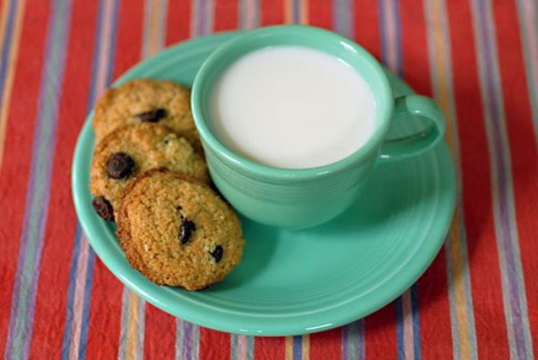 Leche con galletas, ¿una merienda saludable?