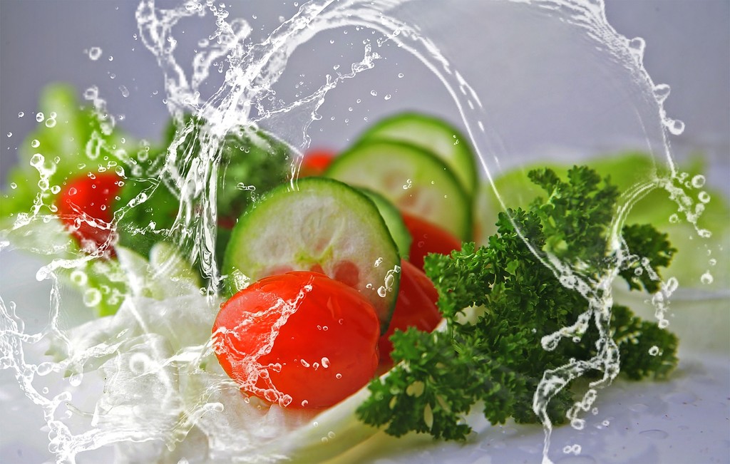 Cómo sumar agua a la mesa mediante alimentos y preparaciones sólidas y ...