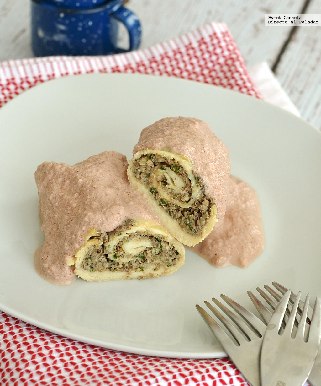 Rollos de pollo rellenos de hongos con salsa de nueces