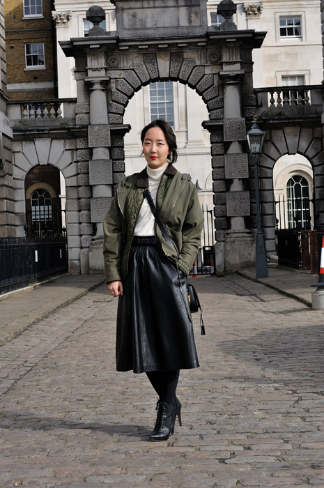 Un elogio al color en el street style de Londres por Alberto Bringas