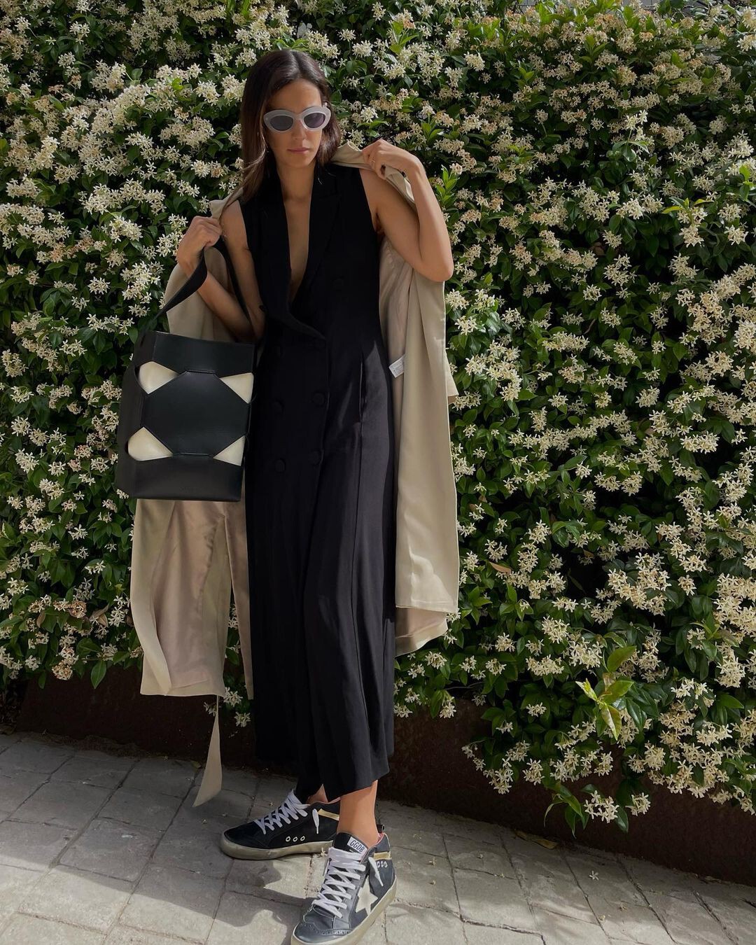 El look de Sassa de Osma perfecto para ir a la oficina con zapatillas y ...