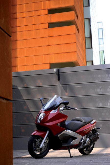Gilera GP 800 maxi-scooter