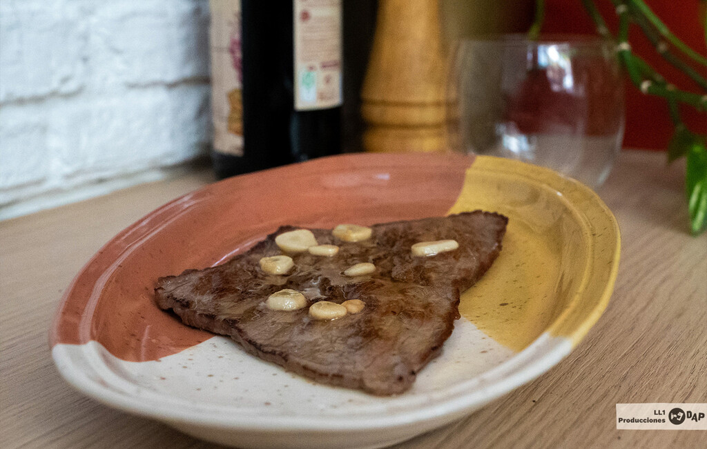 Receta de filete de ternera en salsa al ajillo. Cocina a la plancha ...