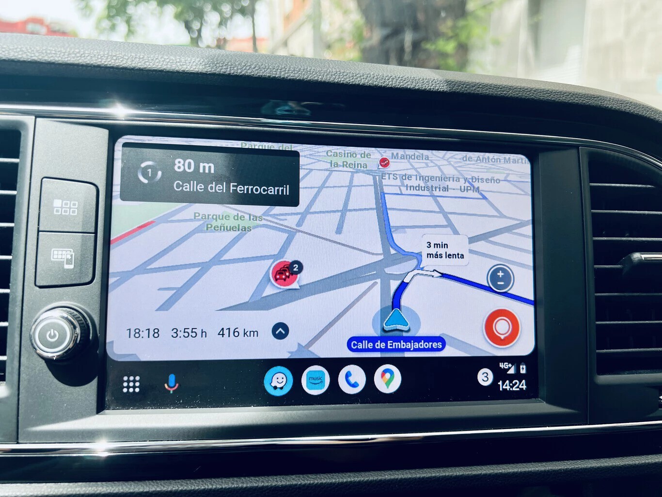 No es un bug, es una novedad: Waze elimina casi todos los comandos de voz en Android Auto