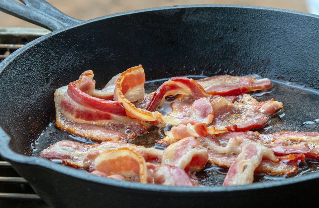 Cómo cocinar bacon crujiente. Receta de cocina fácil, sencilla y deliciosa