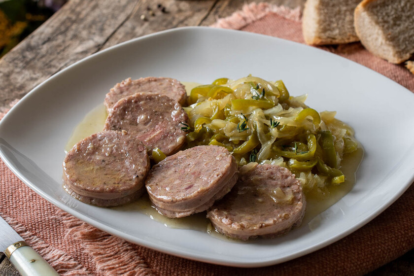 Butifarra blanca con cebolla confitada y pimiento, receta de cocina ...