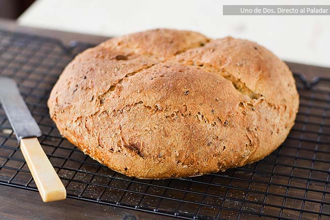 Receta de pan de semillas casero con fotografías paso a paso
