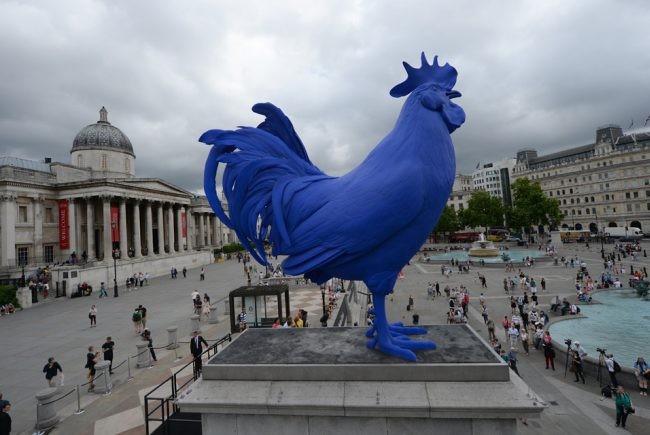 El gallo azul gigante de Katharina Fritsch en Trafalgar Square provoca ...