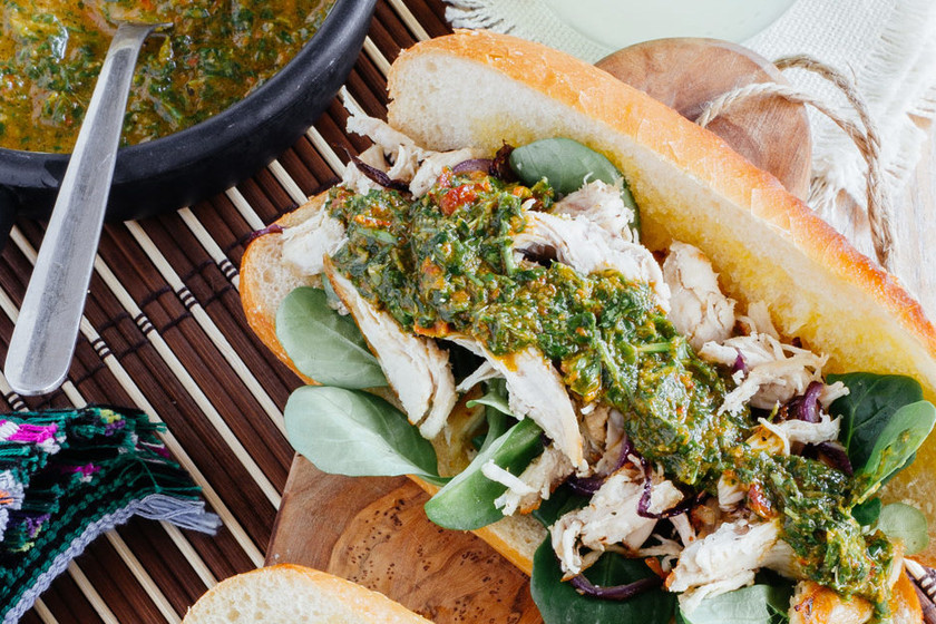 Bocadillos de pollo con chimichurri. Receta fácil, sencilla y deliciosa