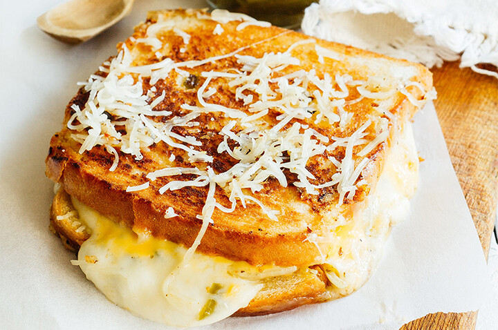 Cómo hacer un típico Grilled Cheese Sándwich con un toque mexicano