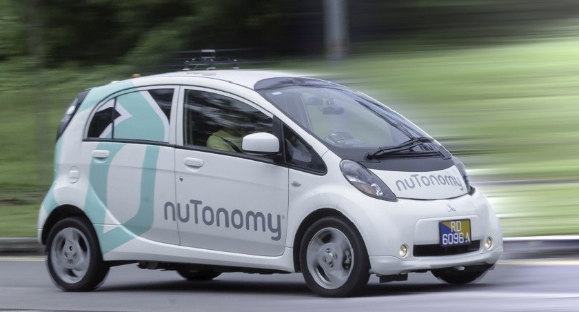 ¿Dónde se puso en funcionamiento el primer servicio de taxis sin conductor?