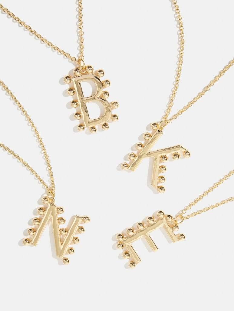 Los 29 collares con iniciales de tendencia con los que querrás llevar ...