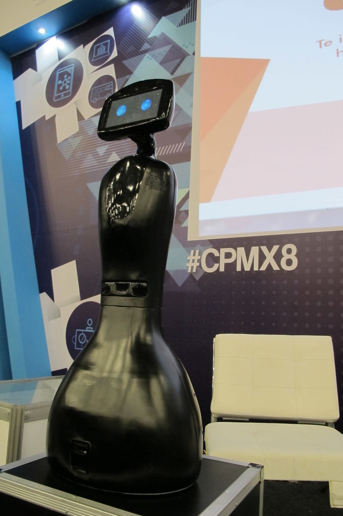 Roomie Bot, es un robot de servicio hecho en México, y sí, habla español