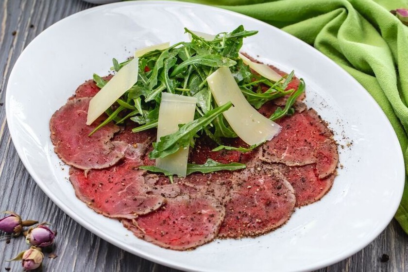 Aprende a preparar un carpaccio de res en 30 minutos y sin gastar una ...