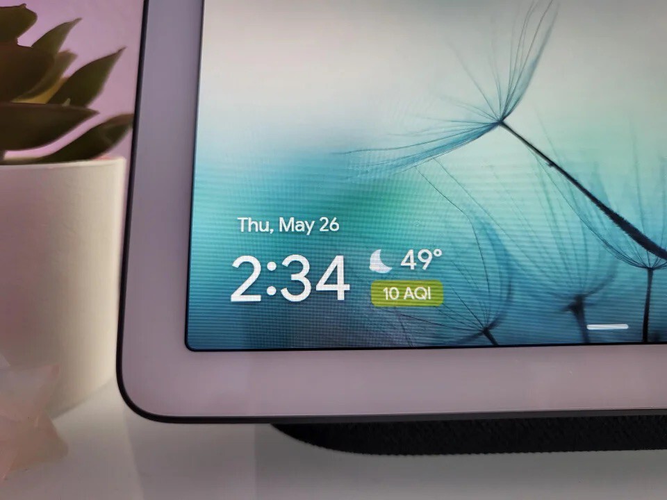 El Google Nest Hub llegó para ser tu reloj de mesita de noche pero no ...