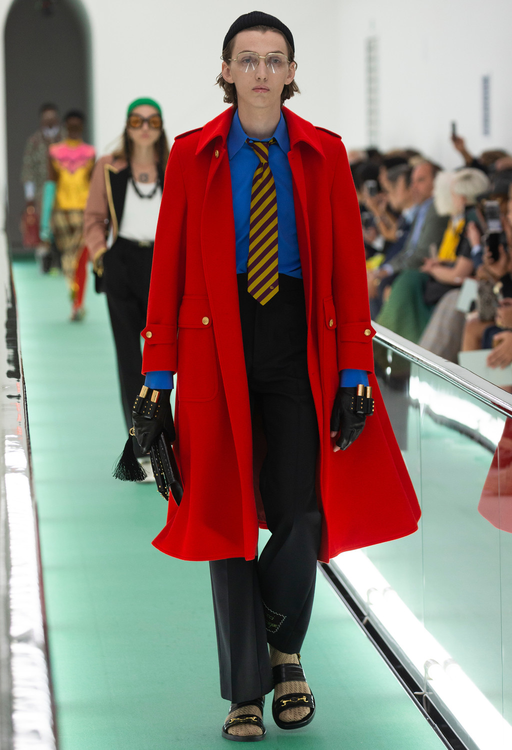 Gucci combina los looks masculinos con los más delicados en su desfile ...