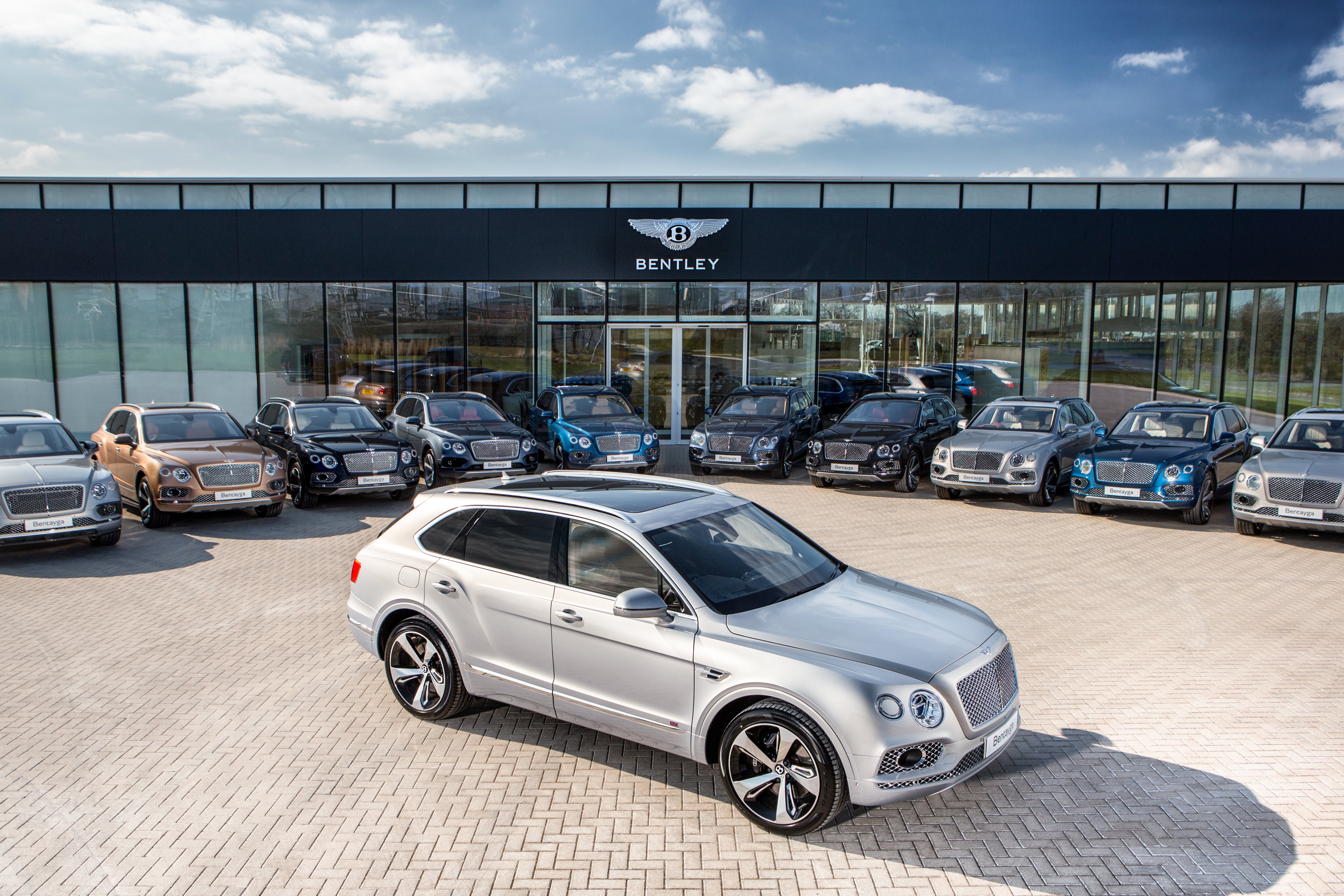 "Tengan, aquí están sus Bentley Bentayga First Edition"