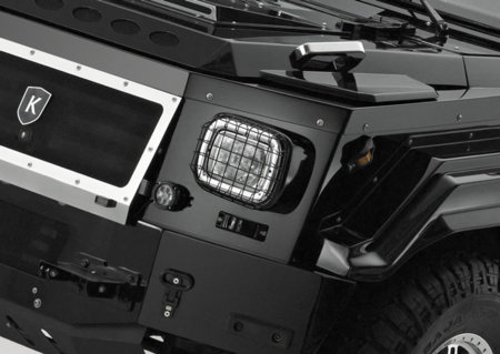 Knight XV, a su lado un Hummer H2 es un utilitario