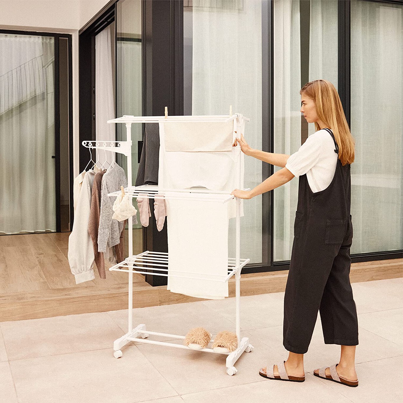 Amazon arrasa con un tendedero ideal para secar la ropa dentro de casa ...