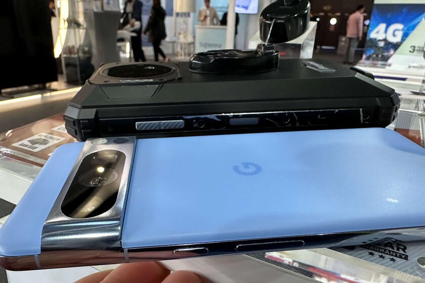 Una powerbank de 28.000 mAh pegada a un teléfono rugerizado. Así es el ...