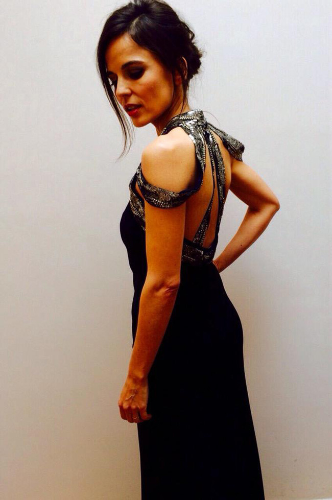 Elena Anaya brilla en los Oscar 2015 (la alfombra roja en un segundo plano)