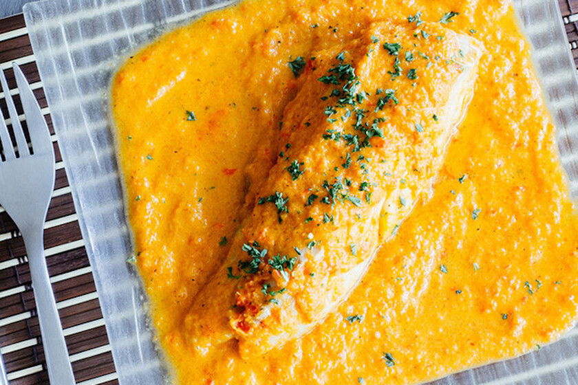 Filetes de pescado en salsa de pimiento. Receta fácil