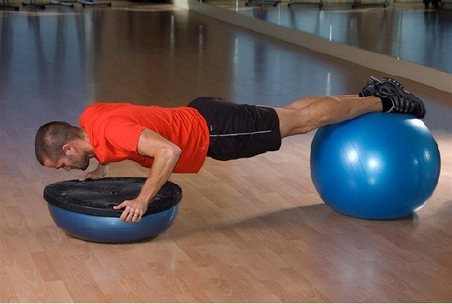 Core. Rodillas al pecho con fitball y bosu. Ejercicio funcional con ...