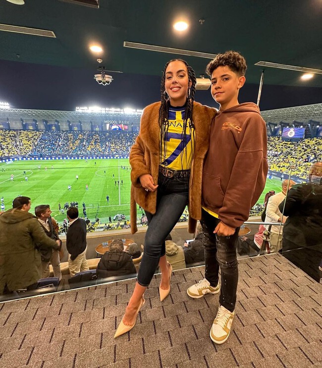 Georgina Rodríguez no tiene límites: combina un abrigo de pelo con una ...