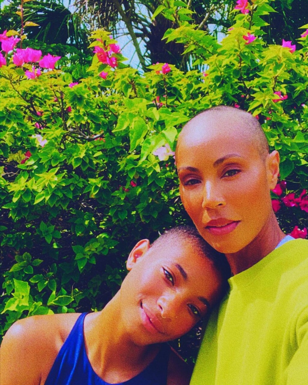 Jada Pinkett Smith Se Rapa La Cabeza Y Su Hija Willow Smith Le Copia El