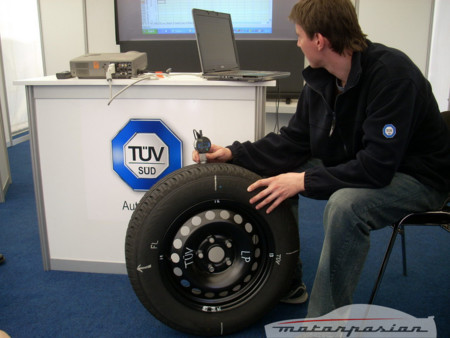 Así se hacen los tests de neumáticos del TÜV