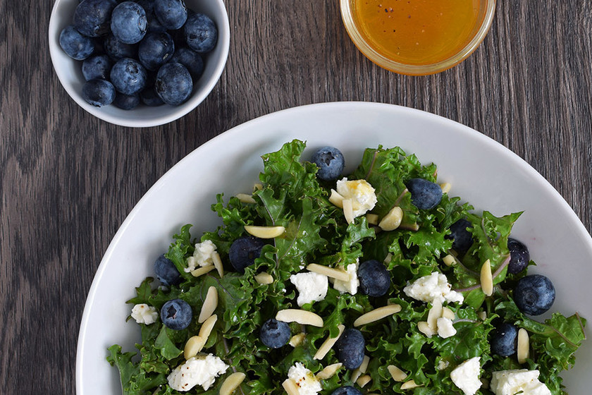 Ensalada de col kale con arándanos. Receta de cocina fácil, sencilla y ...