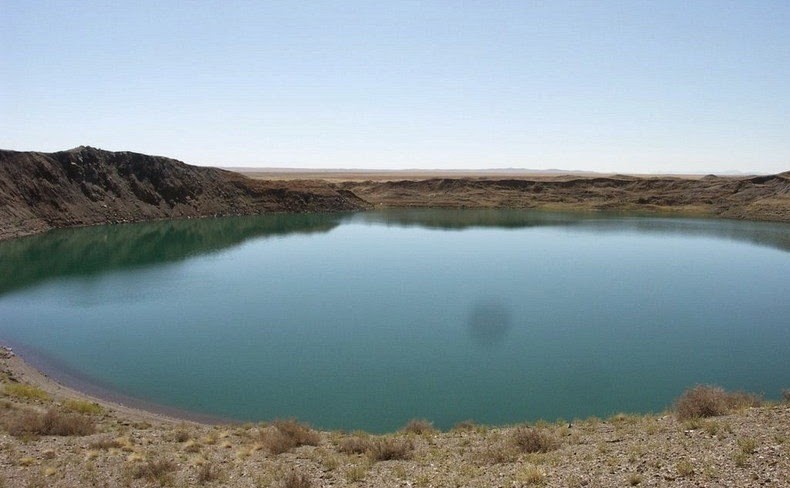 Existe un lago formado por una explosión nuclear, pero es mejor que no ...