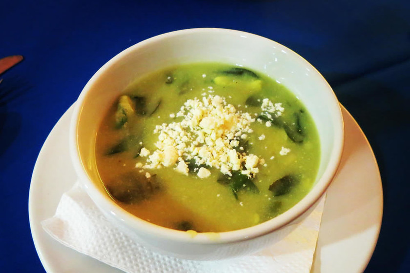 Caldo de chipilín con bolitas y crema. Receta chiapaneca tradicional