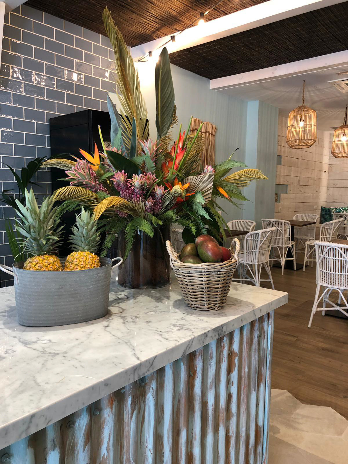 Tasty Poke Bar apuesta en su local de A Coruña por el estilo tropical ...