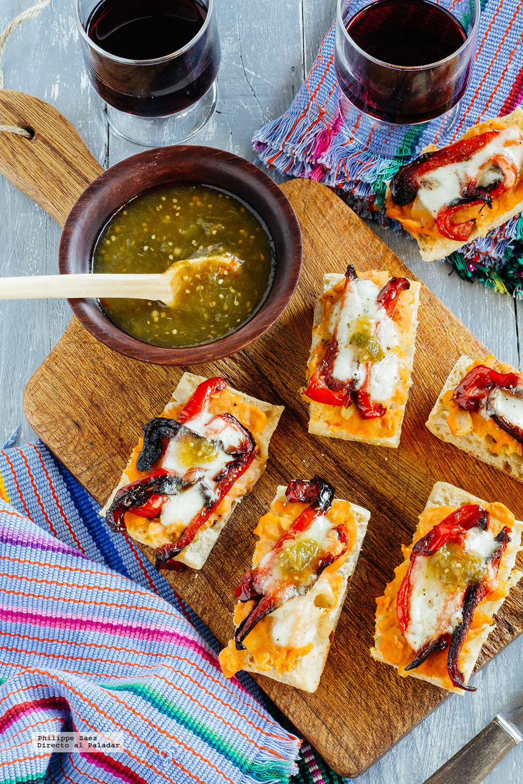 Mini molletes con pimiento. Receta de botana para Año Nuevo