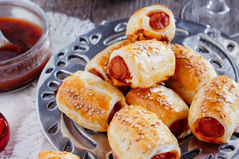Mini hojaldres de salchicha. Receta de botana Navidad