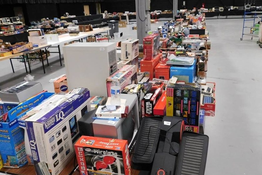 Un coleccionista subasta miles de productos de consolas y videojuegos ...