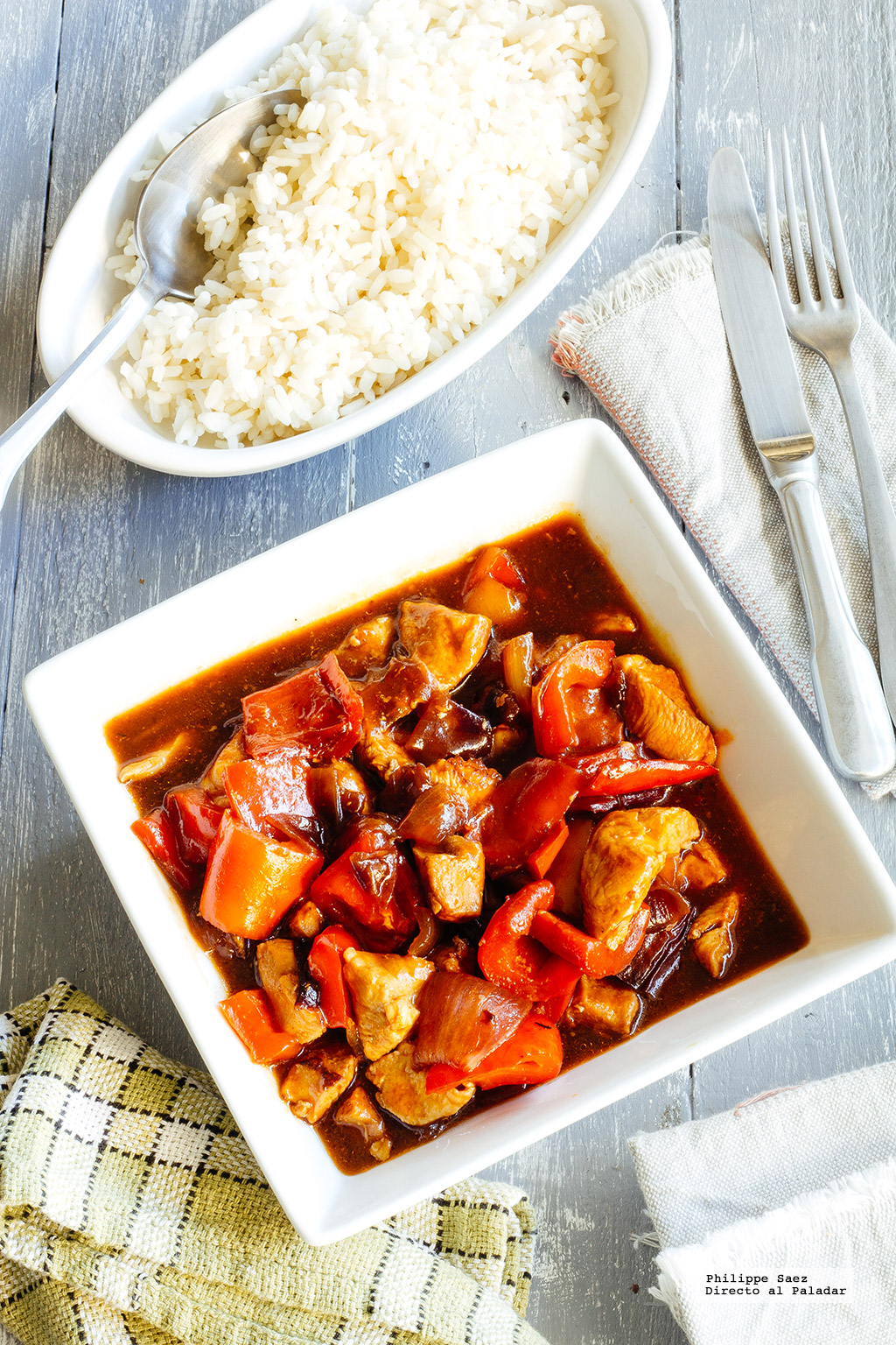 Pollo salteado con verduras en salsa BBQ. Receta fácil y rápida