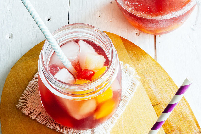 Clericot de vino rosado. Receta de bebida de primavera